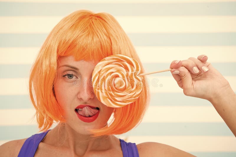 Fille Folle Dans La Boutique De Sucrerie Jolie Fille Avec La Lucette