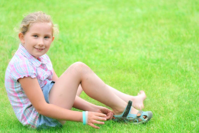 Petite fille heureuse photo stock. Image du amour, gens - 32234964