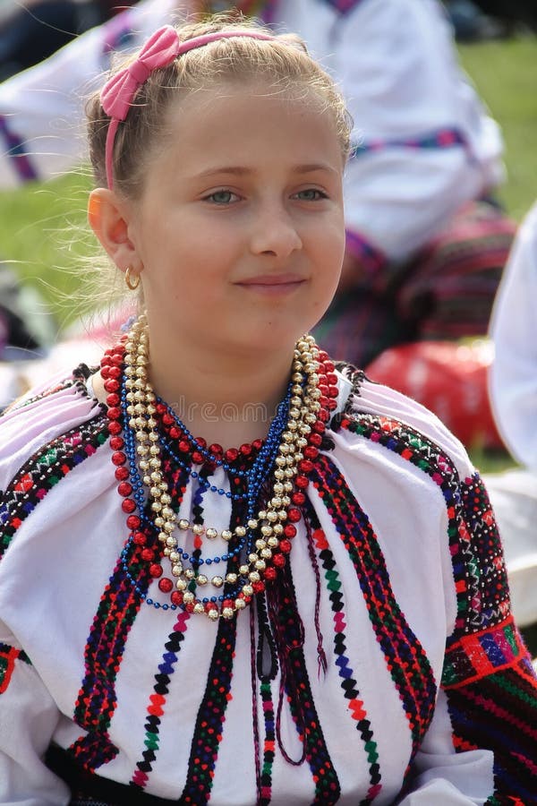 Fille hongroise photographie éditorial. Image du église - 79108587