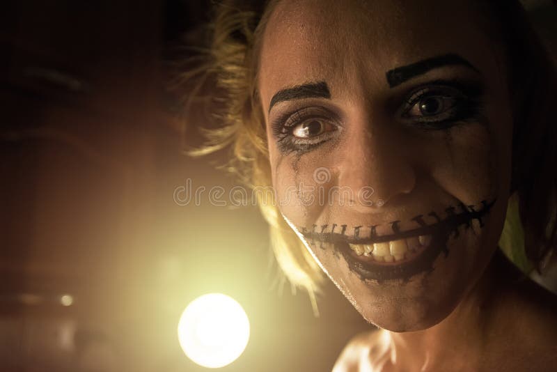Fille Horrible Avec La Bouche Et Les Yeux Effrayants Photo stock ...