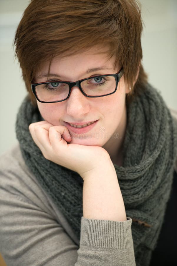 Fille intelligente photo stock. Image du personne, châle - 31196134