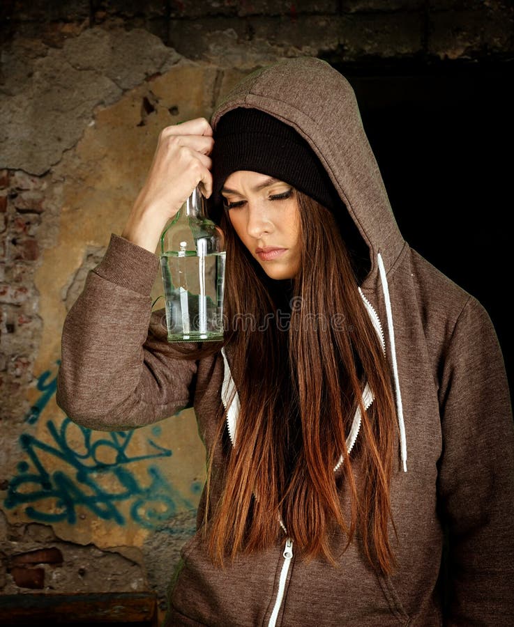 Fille Ivre Tenant La Bouteille De Vodka Image stock - Image du crise ...