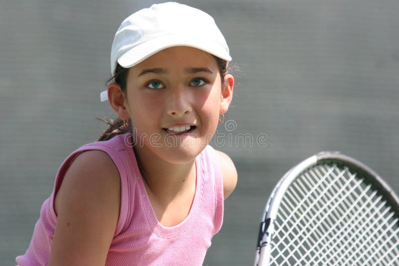 Fille jouant au tennis image stock. Image du filles, ouvert - 108795