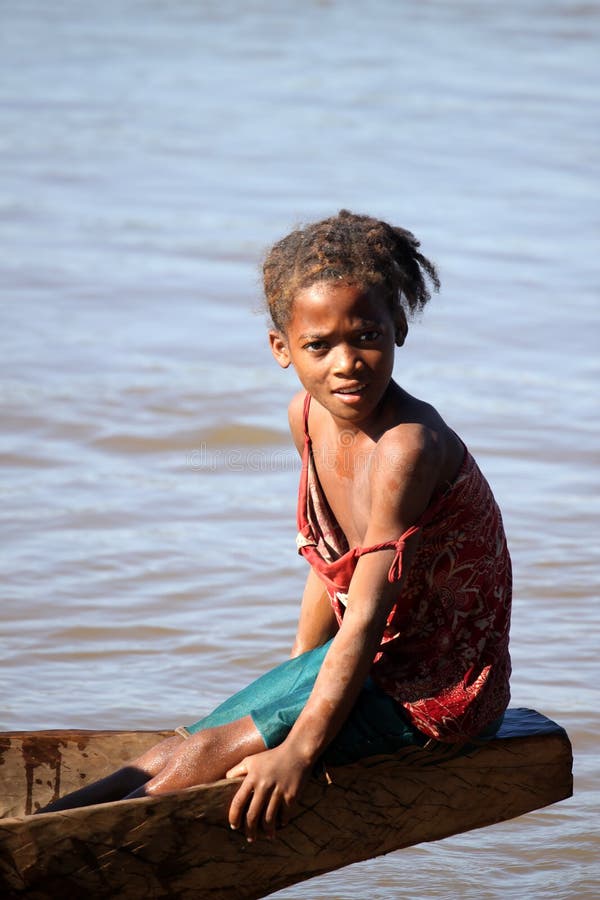 Fille Malgache Dans Un Bateau Image stock éditorial - Image du ...