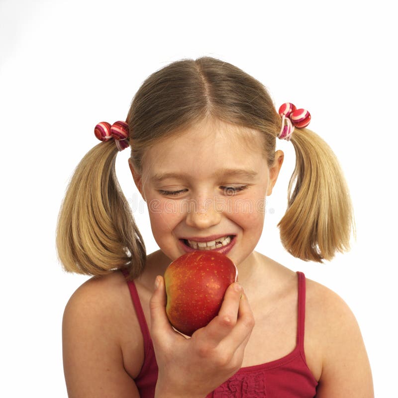 Fille mangeant une pomme image stock. Image du inférieur - 474941 Fille mangeant une pomme image stock. Image du inférieur - 474941