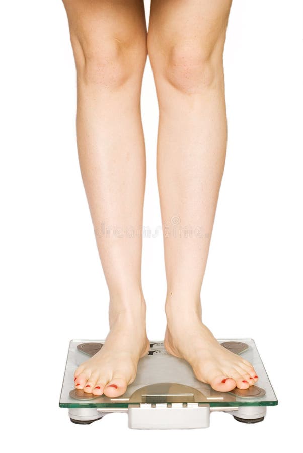 Fille mesurant son poids photo stock. Image du mesure - 13736978