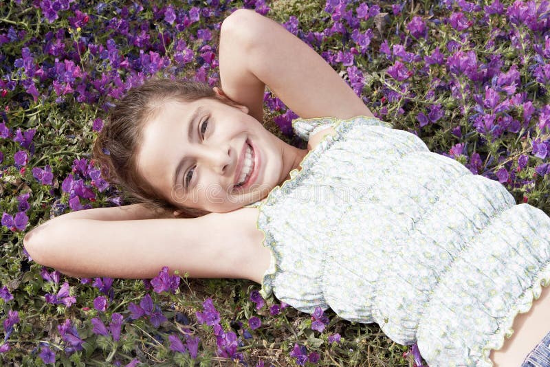 Fille Se Trouvant Sur Le Champ Des Pissenlits Photo Stock Image Du