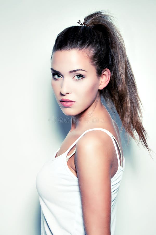 Fille moderne de beauté photo stock. Image du coiffure - 35463938