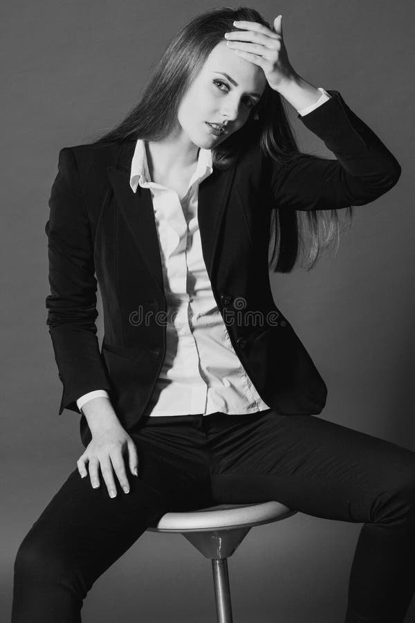 Fille Posant Dans Le Studio Sur Une Chaise Image stock - Image du beau ...