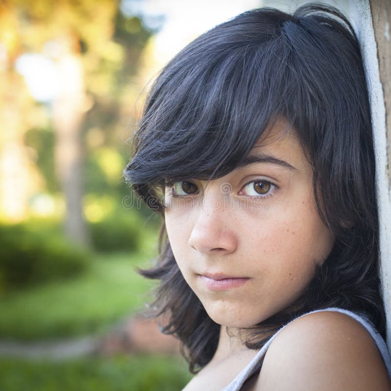 Portrait En Gros Plan De Petite Fille Mignonne Heureux Photo stock ...