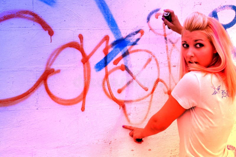 Fille Punke Au Mur De Graffiti Image stock - Image of renivellement ...