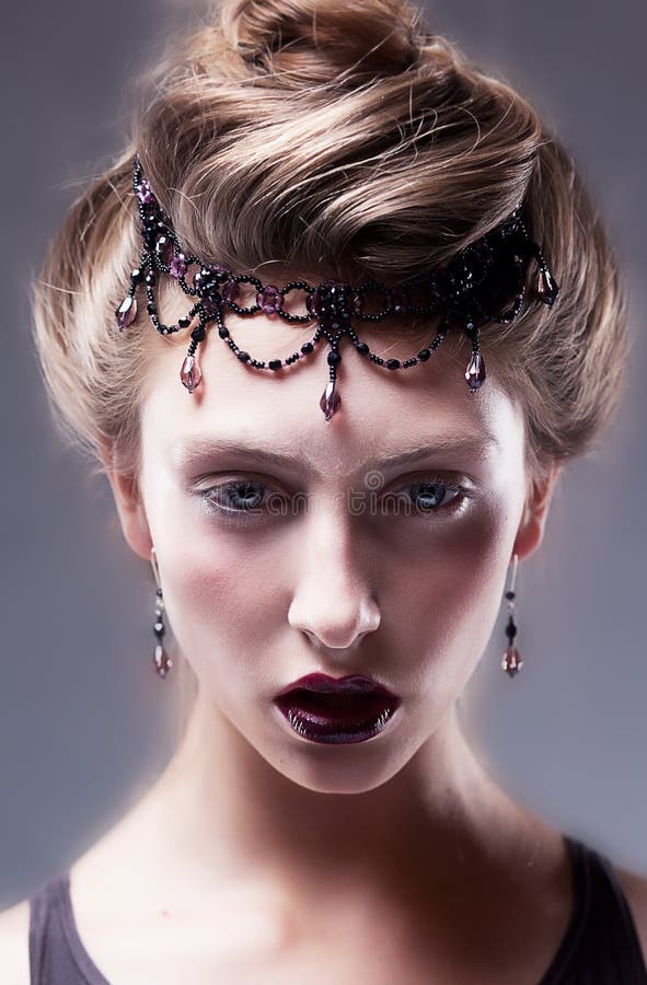 Fille Punke De Beau Brunette Avec Des Accessoires Photo stock - Image ...