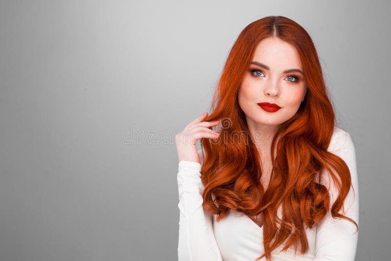 Fille rousse magnifique photo stock. Image du élégance - 101853370