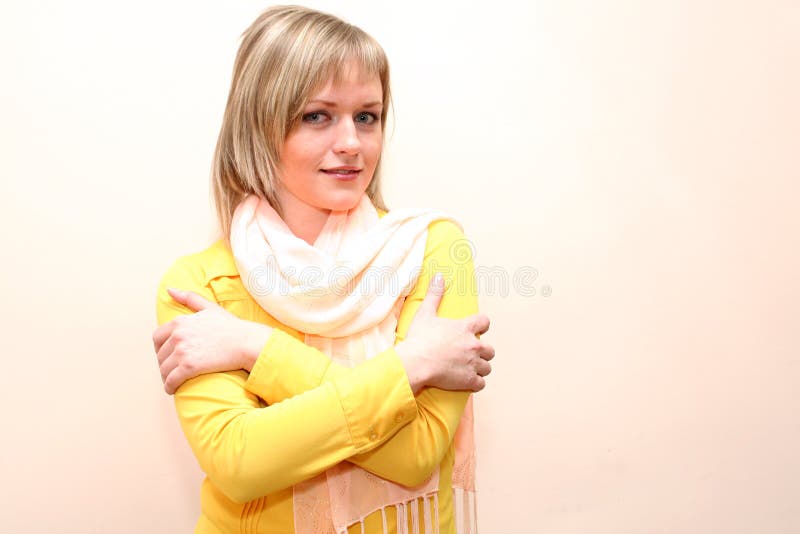 Fille Satisfaite En Robe Verte Photo stock - Image du yeux, émotion ...