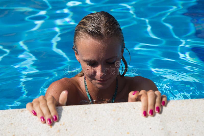 La Fille Sexy Dans Le Bikini Sort Dune Piscine Photo Stock Image Du
