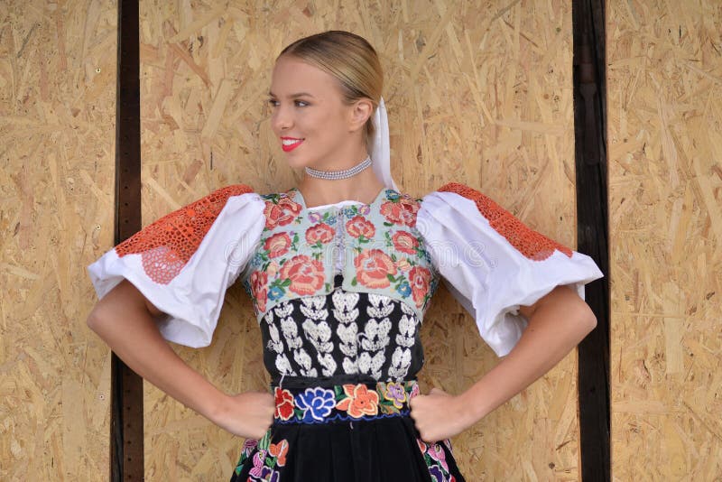 Fille slovaque image stock. Image du fond, gens, événement - 99710623