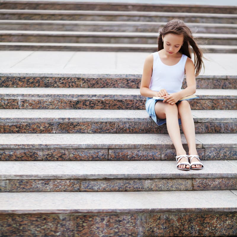 Jolie Fille Dans Un Chapeau Image stock - Image du espiègle, nature ...
