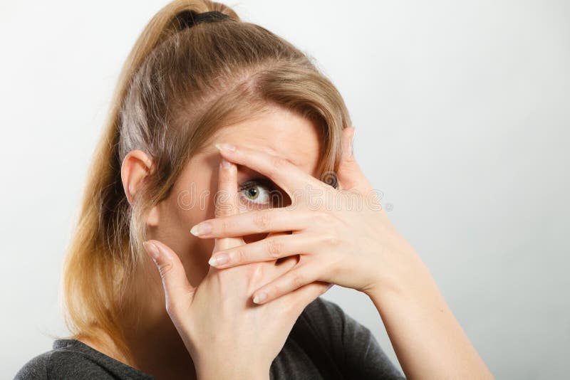 Fille Timide Photos Stock - Téléchargez 20,374 Photos libres de droits