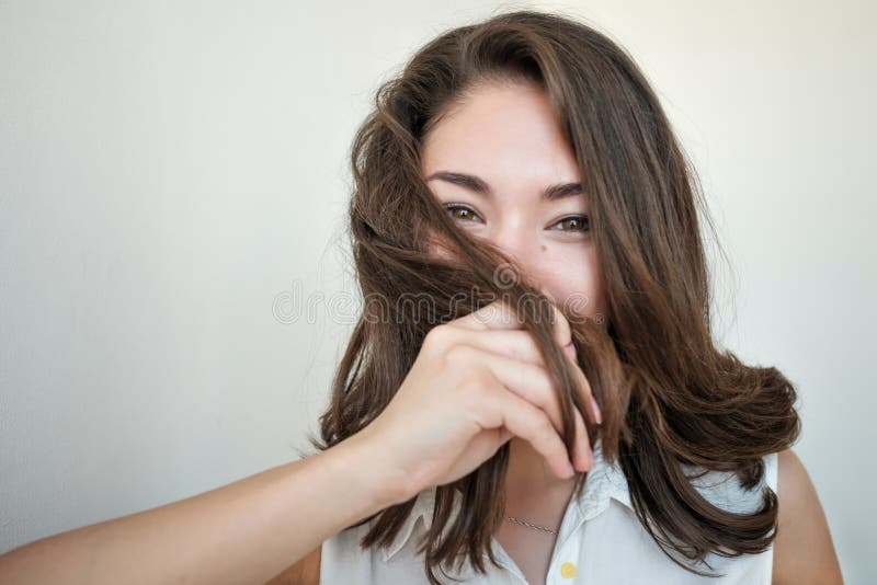 Fille Timide Cachant Son Visage Photo stock - Image du observation ...