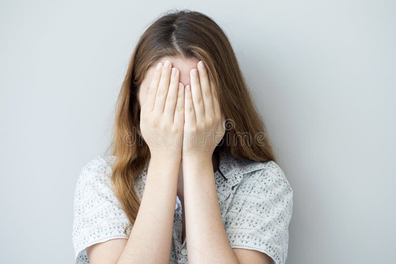 Fille Timide Dissimulant Son Visage De Ses Mains Photo stock - Image du ...