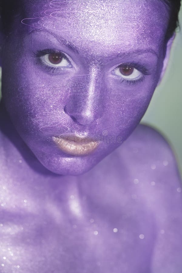 Fille violette photo stock. Image du bizarre, beau, supplémentaire ...