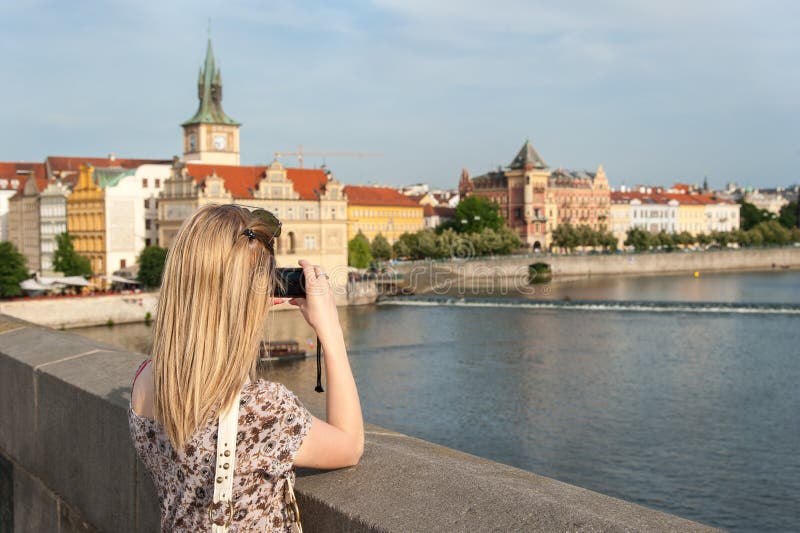Fille Dans Des Rues De Prague Photo stock - Image du femme, tchèque ... Fille Dans Des Rues De Prague Photo stock - Image du femme, tchèque ...