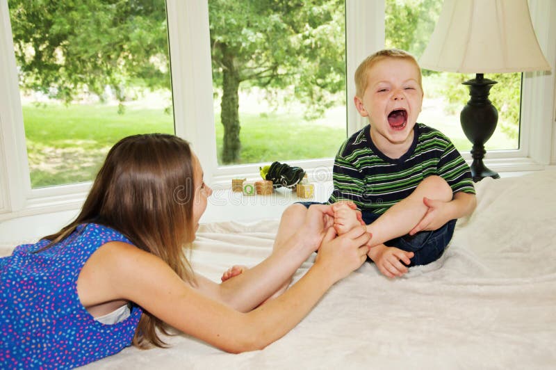 Filles Chatouillant Le Pied De L'enfant Photo stock - Image du ...