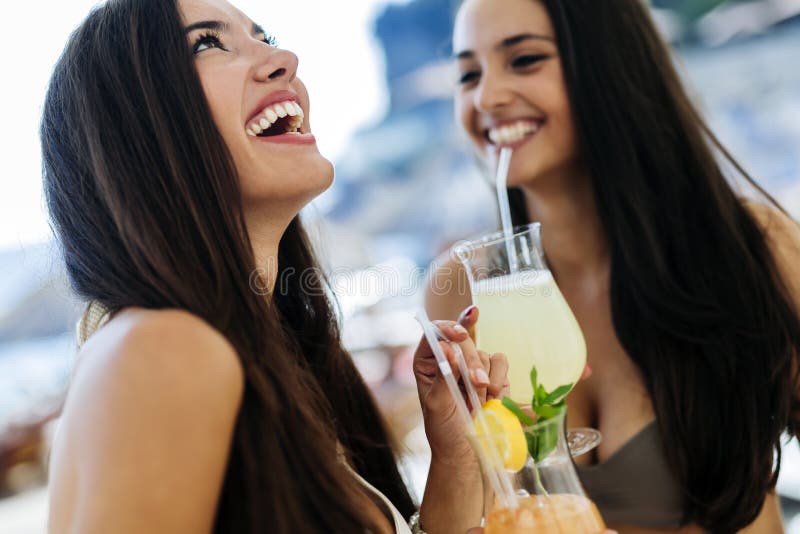 Filles Chaudes Ayant Lamusement Sur Le Bech Image Stock Image Du