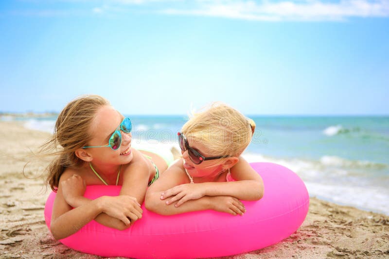 Deux Filles Chaudes Se Trouvant Sur Un Lit Prenant Une Photo De Lui ... Deux Filles Chaudes Se Trouvant Sur Un Lit Prenant Une Photo De Lui ...