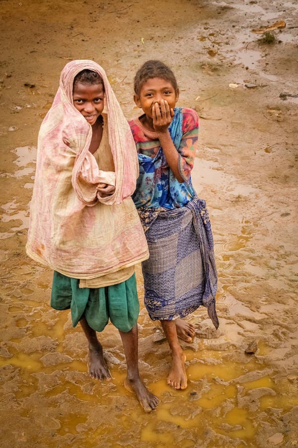 Jouer malgache de filles photo stock éditorial. Image du hutte - 44649303