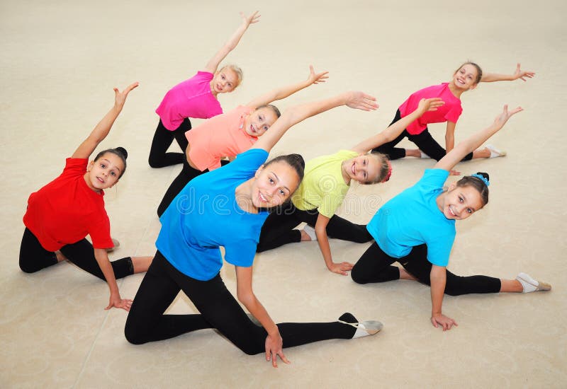 Filles sportives actives image stock. Image du exercice - 27357565