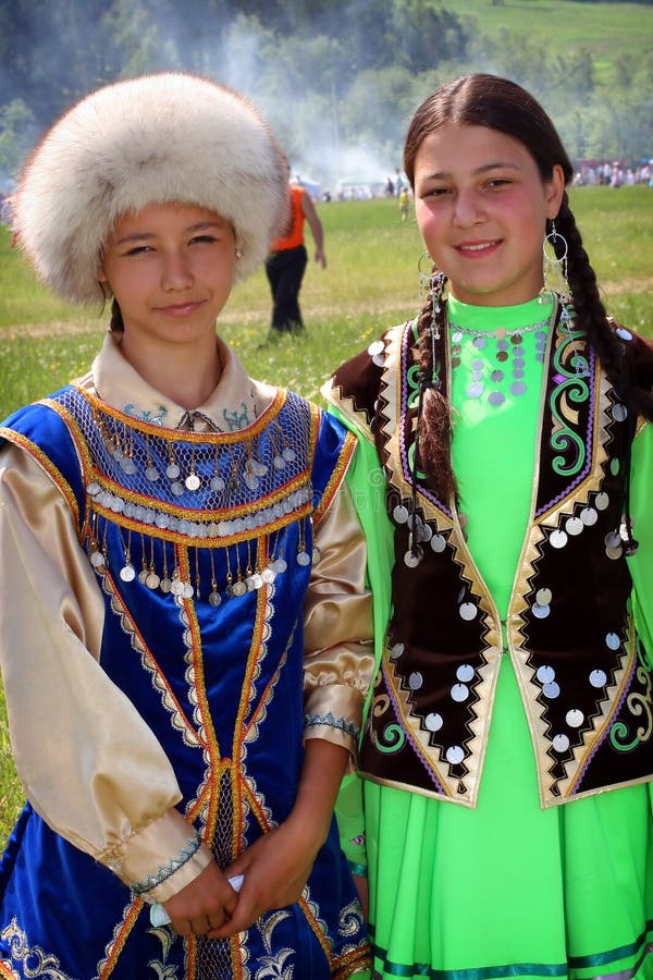 Les Filles Tatars Arméniennes Dans Des Costumes De Folklore Attendent ...