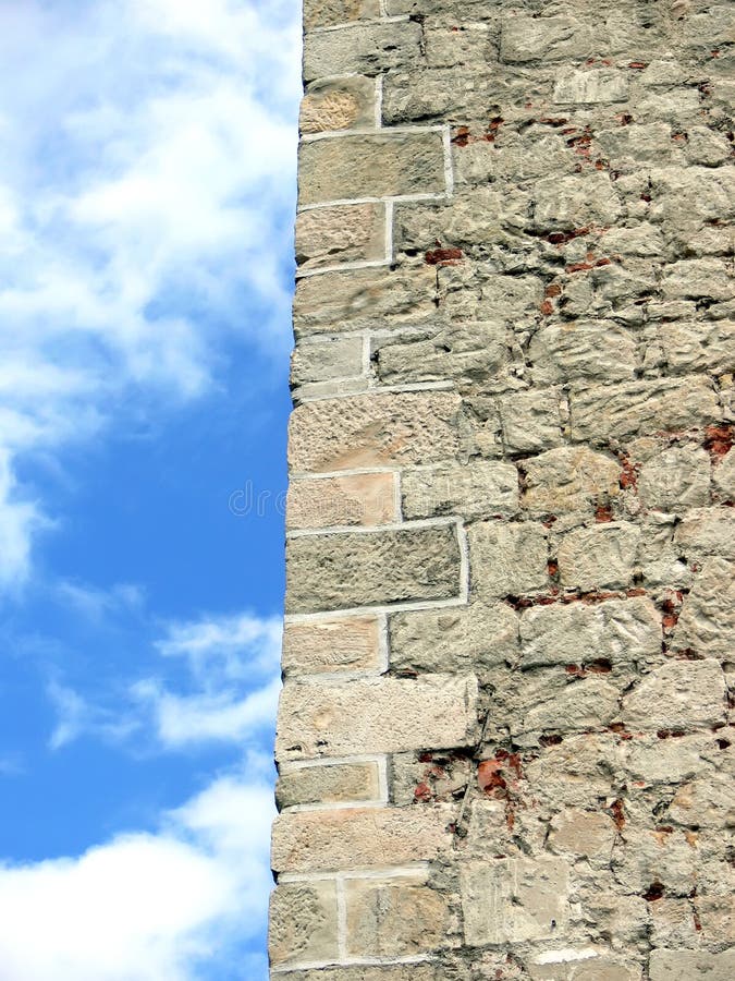 Fin De Mur En Pierre Vers Le Haut Image stock - Image du nuage, bleu ...
