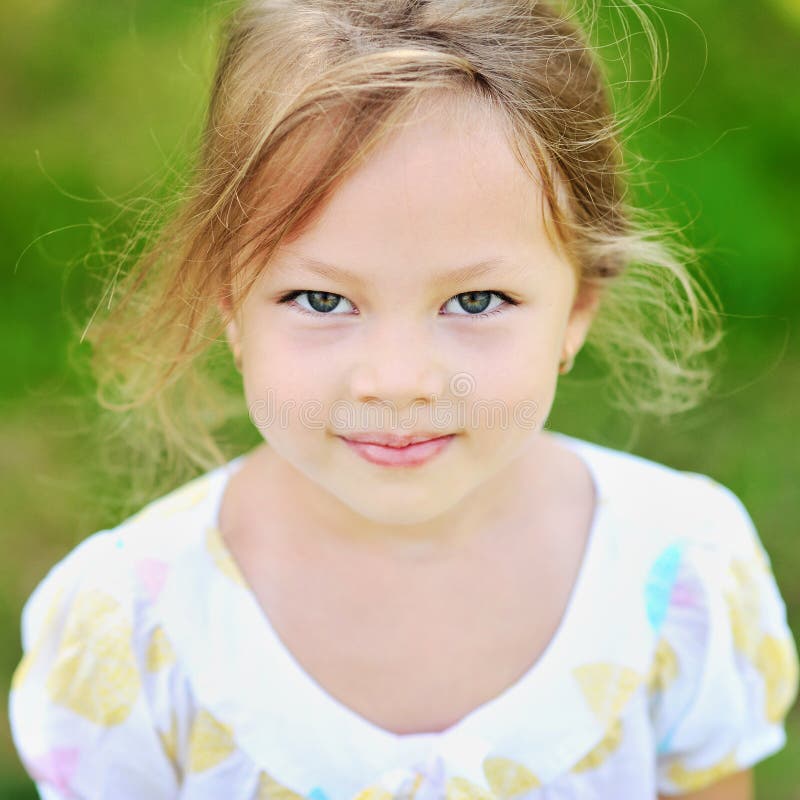 Petite Fille Avec Un Livre Dans Un Portrait De Port En Verre De Parc ...