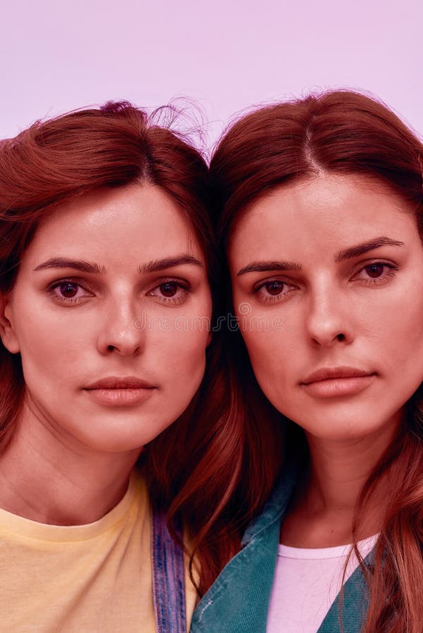 Portrait De Deux Soeurs Jumelles Attrayantes De Jeunes Filles Dans La