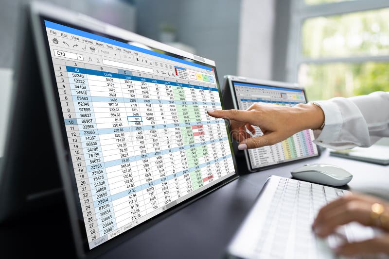 424 Financial Analyst Using Spreadsheet Software Stock Photos - Free ...