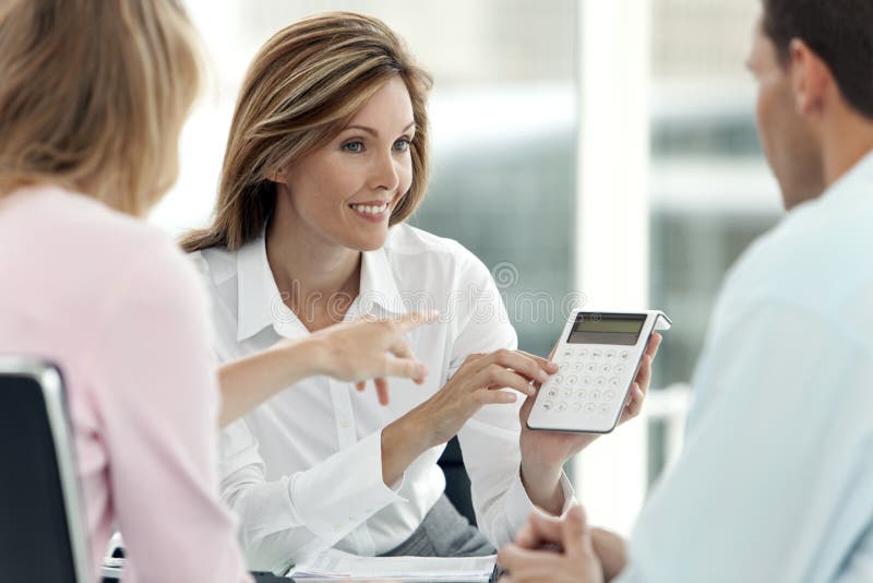 Finanzberater, Der Informationen Mit Einem Paar Bespricht Stockbild ...