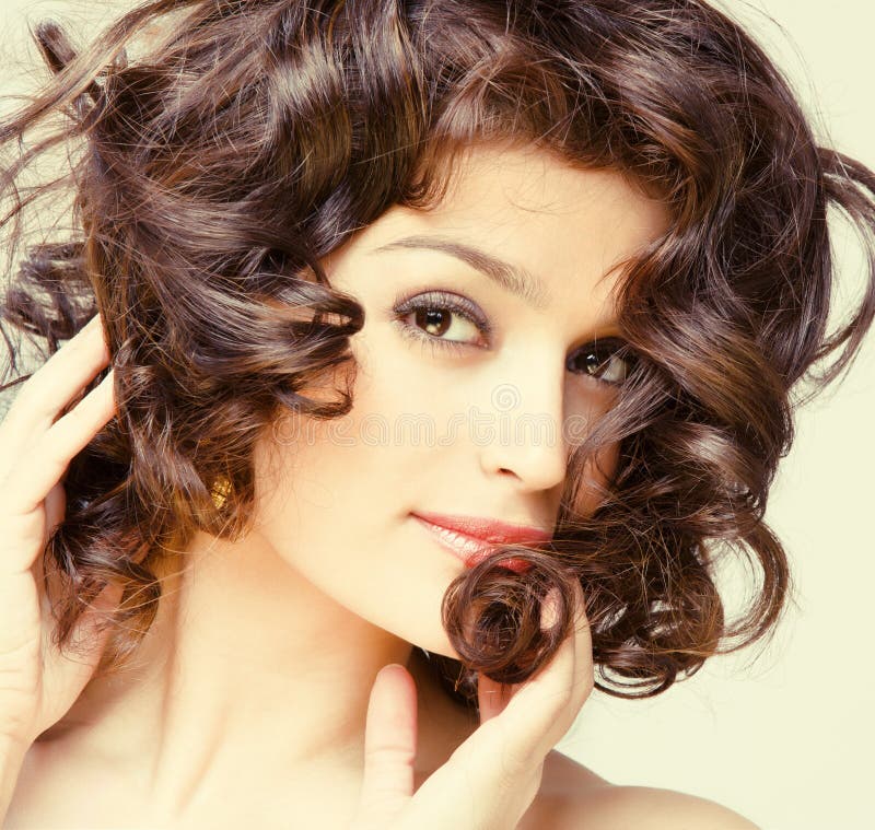 Fine Splendida Del Brunette in Su Fotografia Stock - Immagine di studio ...