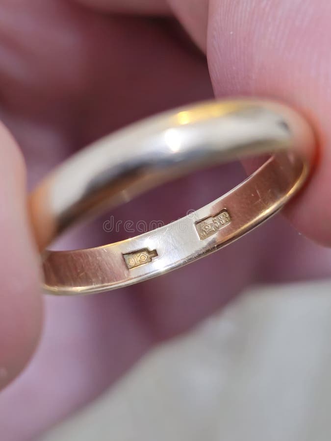 The Fineness of Gold on Wedding Ring Stock Image - Image of market ...