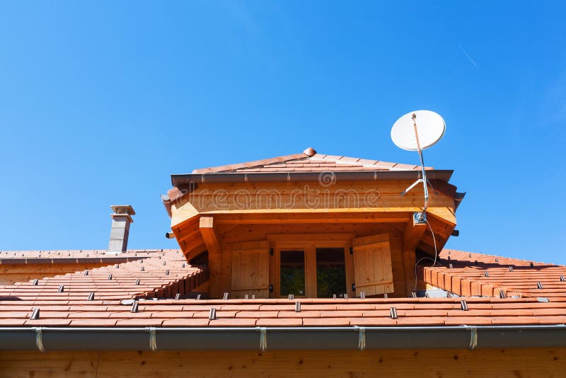 Finestra Del Tetto Dell'abbaino Immagine Stock - Immagine di casa ...