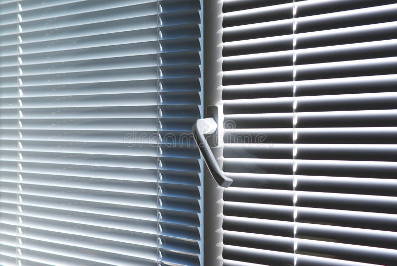 Gelosia Di Plastica Ad Una Finestra Fotografia Stock - Immagine di ...