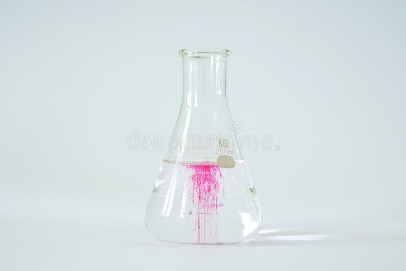 La Fiole Conique En Verre D'Erlenmeyer De Laboratoire a Rempli De ...