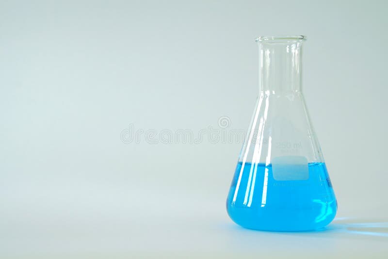 La Fiole Conique En Verre D'Erlenmeyer De Laboratoire a Rempli De ...