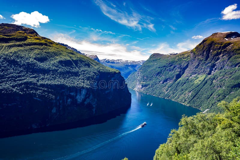 Fiordo De Geiranger, Noruega Imagen de archivo - Imagen de verano ...