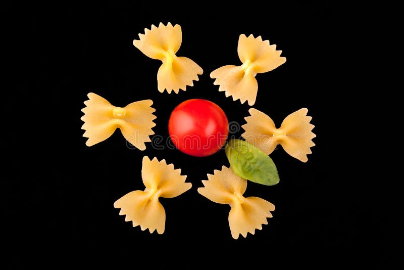 Fiore creativo della pasta immagine stock. Immagine di commestibile ...