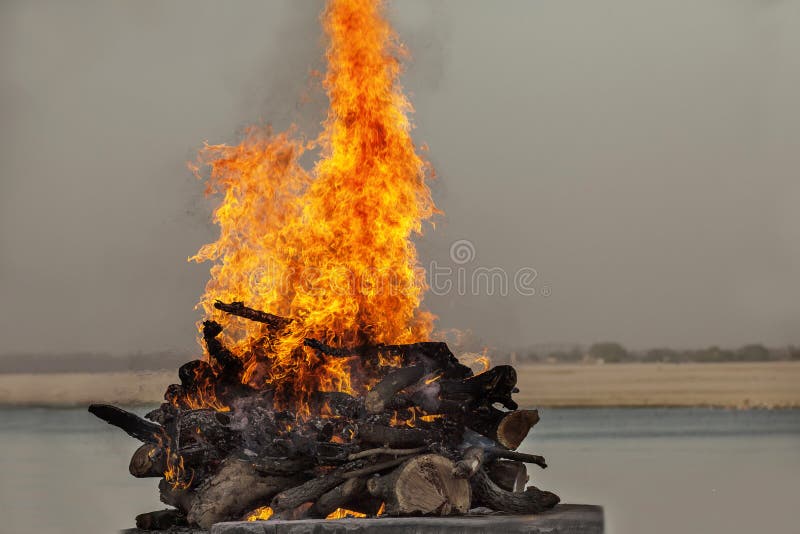 Varanasi burning ghat editorial stock photo. Image of asian - 97414128