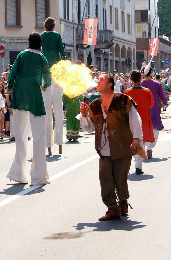 Fire-eaters del desfile foto editorial. Imagen de medieval - 19746801