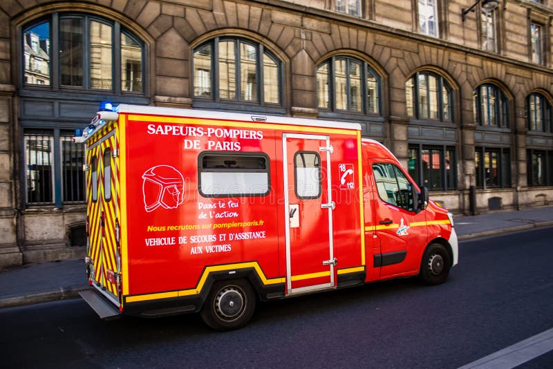 Fire Engine Driving through the Streets of Paris Editorial Photography ...