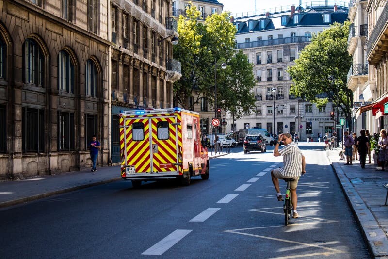 Fire Engine Driving through the Streets of Paris Editorial Photography ...
