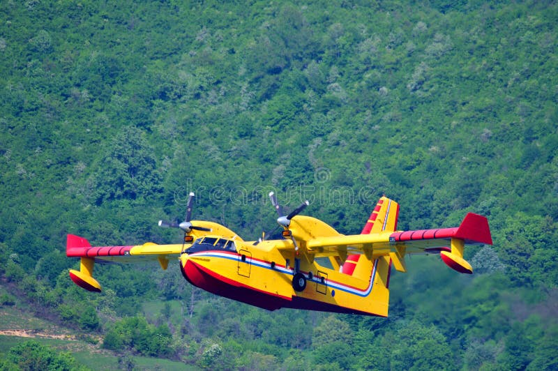 Fire Fighter Plane in Action Editorial Stock Image - Image of mountain ...